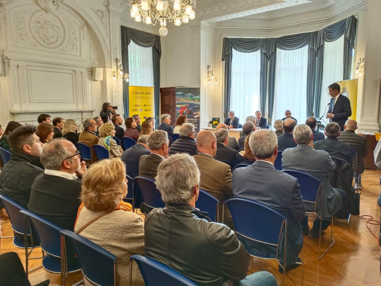 Presentación de un libro muy especial que conmemora y repasa los cien ...